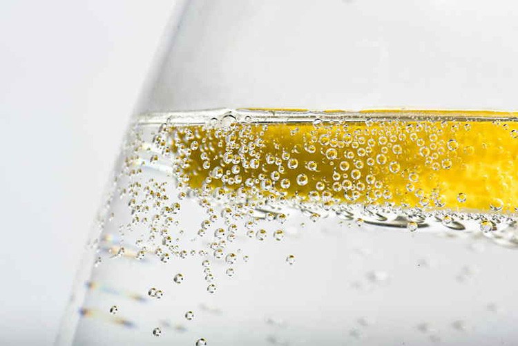 Minum Sparkling Water Banyak Manfaatnya - Blog Insan Medika